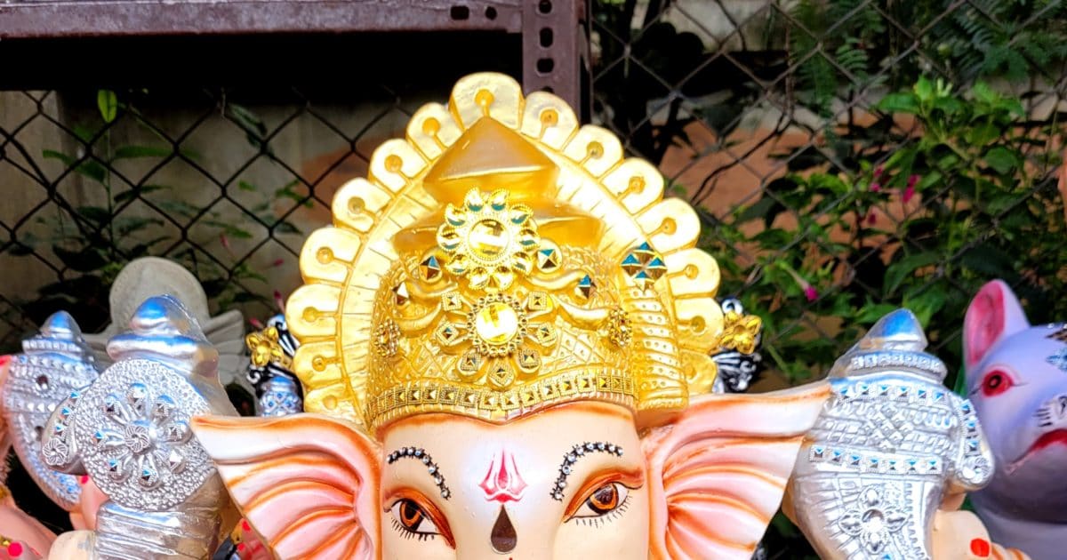 8 तस्वीरों में देखिए बप्पा के निराले अंदाज, कहीं स्कूटर तो कहीं सिंहासन ...