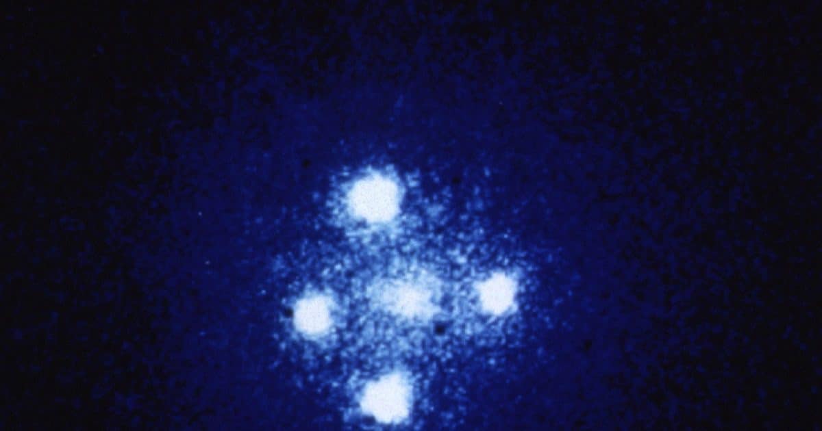 What is Einstein Cross spotted in space why it is called so - क्या है ...