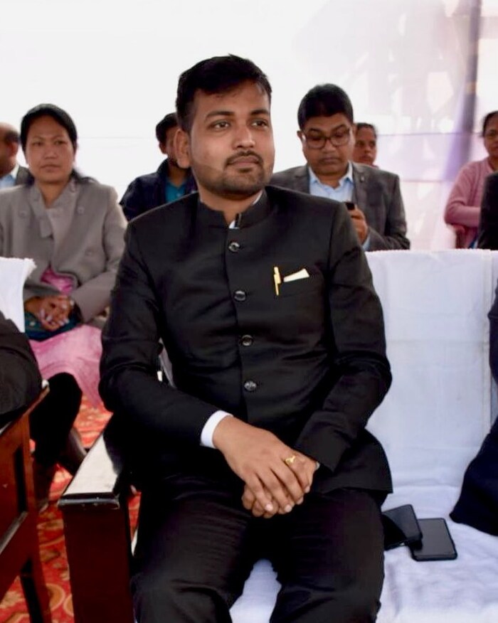 Success Story: नाम की वजह से चर्चा में रहता है यह IAS, UPSC में ...