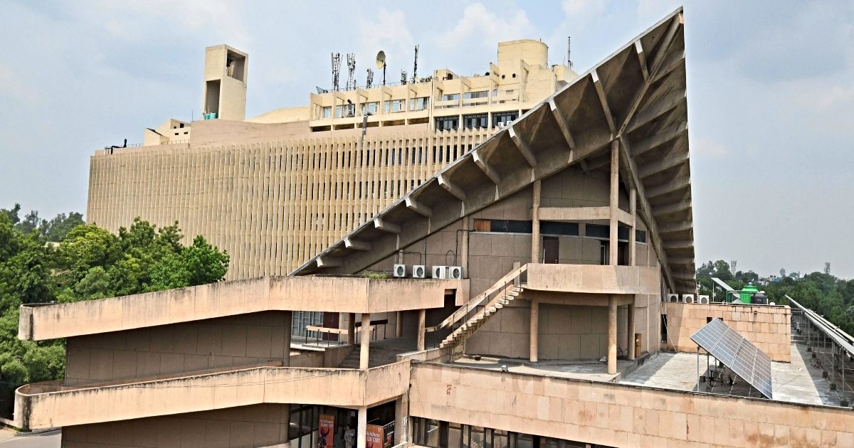 IIT Delhi: एक स्मार्टफोन की कीमत में IIT से करें पढ़ाई, जेईई स्कोर के ...