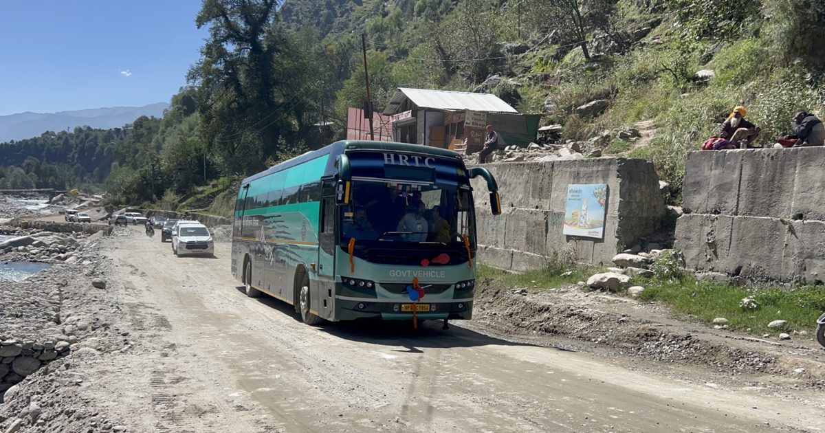 Himachal Pradesh: मनाली के लिए NH पर दोतरफा ट्रैफिक के बाद वोल्वो बस भी ...