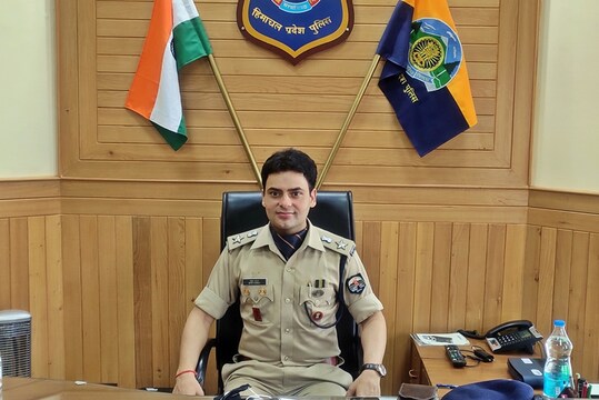 IPS Mohit Chawla: SP बद्दी मोहित चावला दफ्तर में क्यों सुनते हैं गुरुबाणी? - SP baddi IPS Mohit ...
