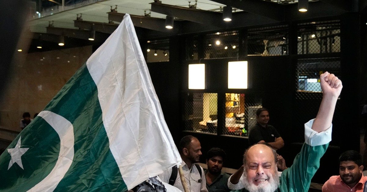 भारत में पाकिस्तानी टीम के फैन को पुलिस ने पकड़ा, एयरपोर्ट पर की ...