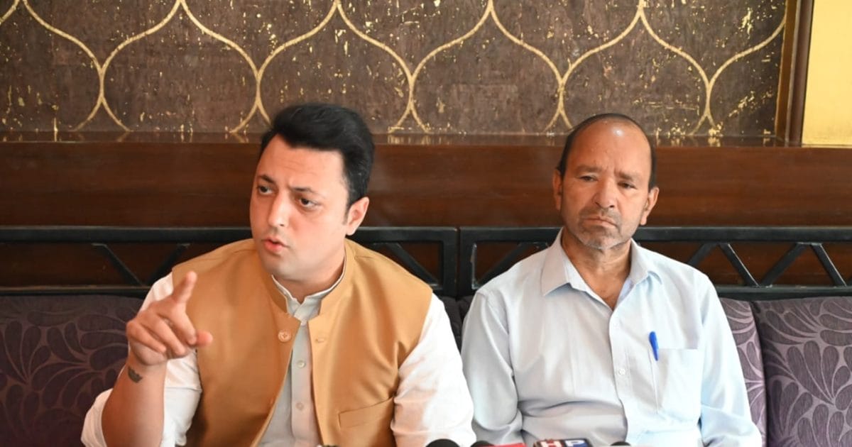 Himachal Politics: मंडी में सियासी हलचल? पिता अनिल शर्मा के साथ BJP ...