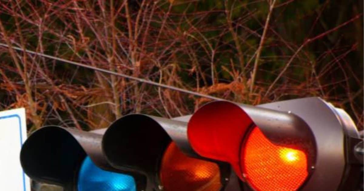 यहां हरी की जगह होती है नीली ट्रैफिक लाइट, तकनीक में सबसे आगे है ये देश ...