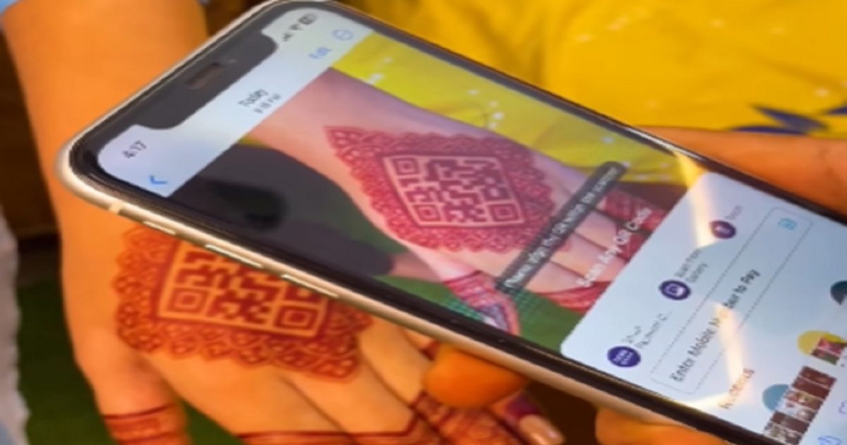 राखी पर डिजिटल हुई बहन, मेहंदी से बनवाया हथेली पर बनवाया QR कोड, भाई ने ...