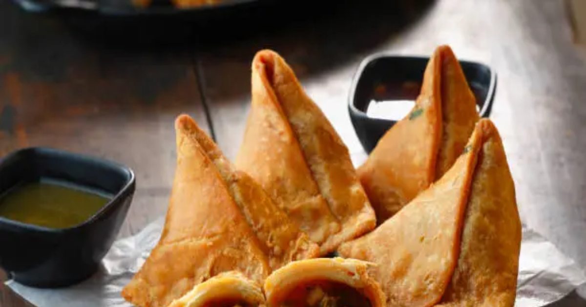 इस दुकान के समोसों की नहीं कोई टक्कर... 3 घंटे में बिक जाते हैं 1000 ...