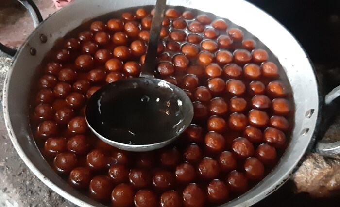 छपरा की एटम बम मिठाई की विदेशों में जबरदस्त डिमांड, गुलाब जामुन भी है ...