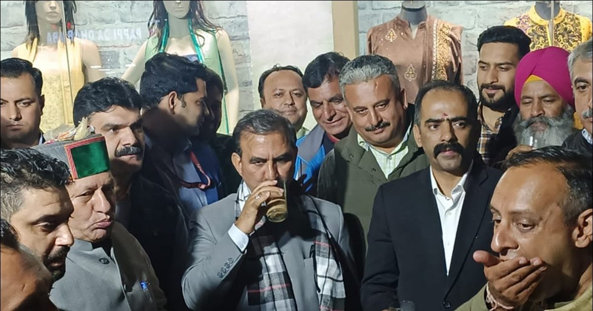 'पप्पी ढाबे' पर CM सुक्खू ने ली चाय की चुस्कियां, कॉलेज की यादें की ...