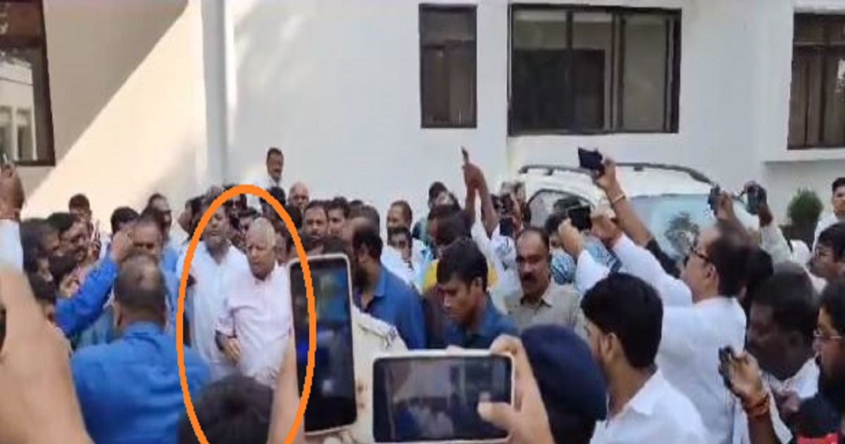 लालू यादव के पहुंचते ही छपरा सर्किट हाउस में अफरातफरी, धक्का-मुक्की में ...