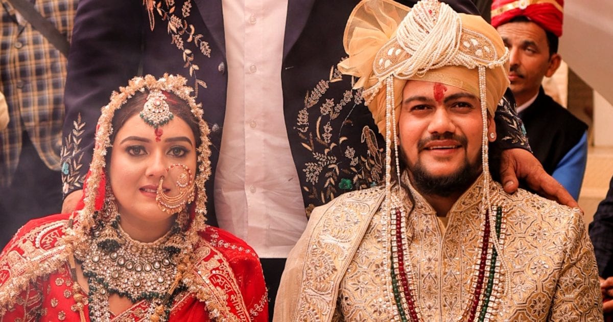 Singer Hansraj Raghuvanshi got married, made friend Komal Saklani life ...
