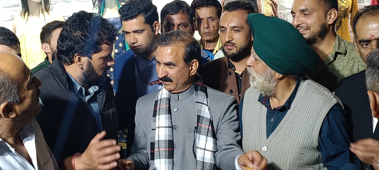 'पप्पी ढाबे' पर CM सुक्खू ने ली चाय की चुस्कियां, कॉलेज की यादें की ...