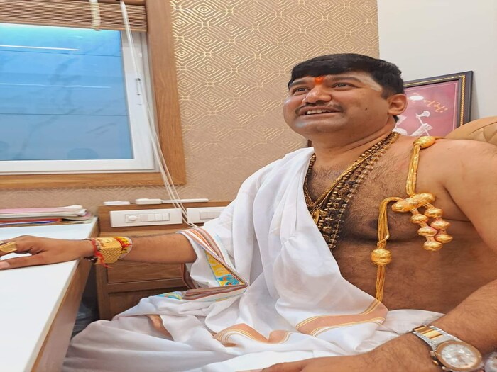 ब्राह्मण हूं सवा किलो सोने का जनेऊ पहनता हूं! किसने कहा पंडित गरीब होते ...