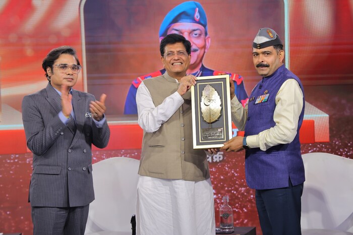 PHOTOS: फौजी मरने के लिए नहीं.... 'अमृत रत्न' के मंच पर बोले परमवीर ...