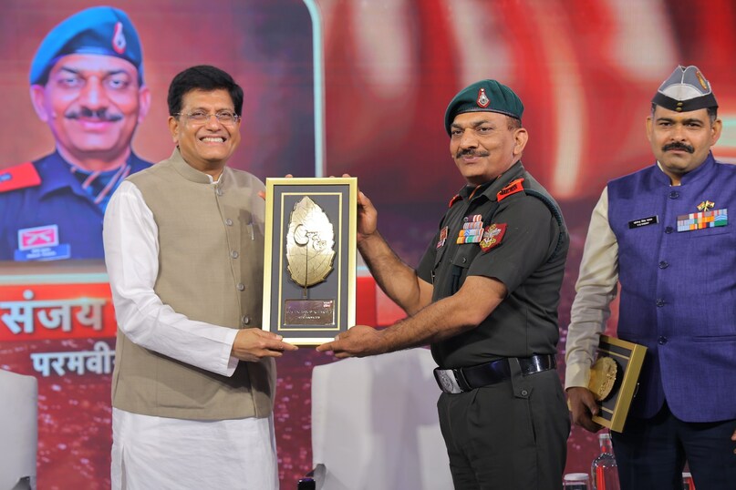 PHOTOS: फौजी मरने के लिए नहीं.... 'अमृत रत्न' के मंच पर बोले परमवीर ...