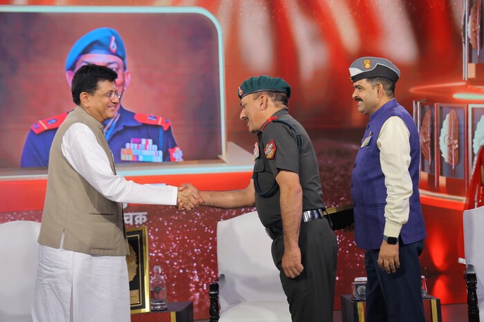 PHOTOS: फौजी मरने के लिए नहीं.... 'अमृत रत्न' के मंच पर बोले परमवीर ...