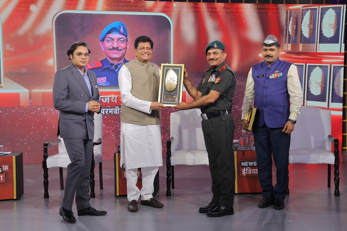 PHOTOS: फौजी मरने के लिए नहीं.... 'अमृत रत्न' के मंच पर बोले परमवीर ...