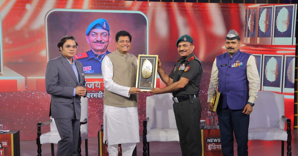 PHOTOS: फौजी मरने के लिए नहीं.... 'अमृत रत्न' के मंच पर बोले परमवीर ...