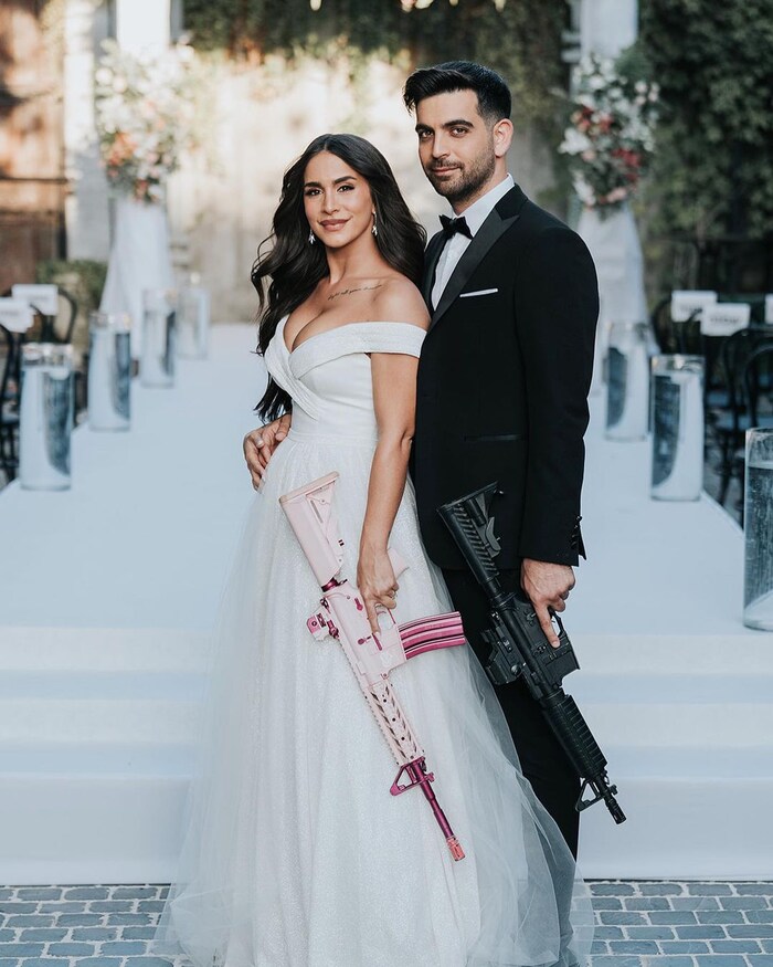 इज़रायली दुल्हन का हथियारों से प्यार, शादी में भी नहीं छोड़ी राइफल ...