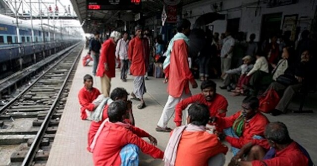40 किलो सामान की ढुलाई के लिए कुलियों को देने होंगे अब 140 रुपये, जानें ...