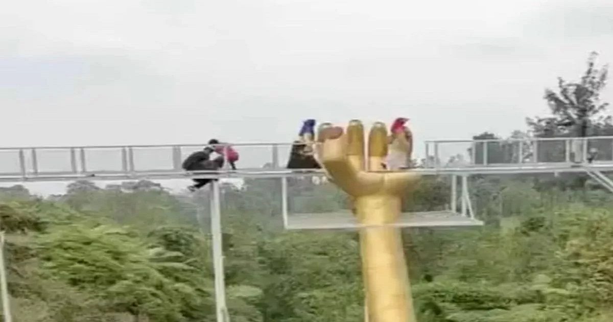 मशहूर टूरिस्ट स्पॉट पर हादसा, अचानक टूट गया कांच का ब्रिज, 30 फीट नीचे ...