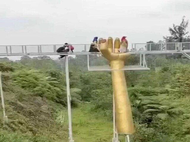मशहूर टूरिस्ट स्पॉट पर हादसा, अचानक टूट गया कांच का ब्रिज, 30 फीट नीचे ...