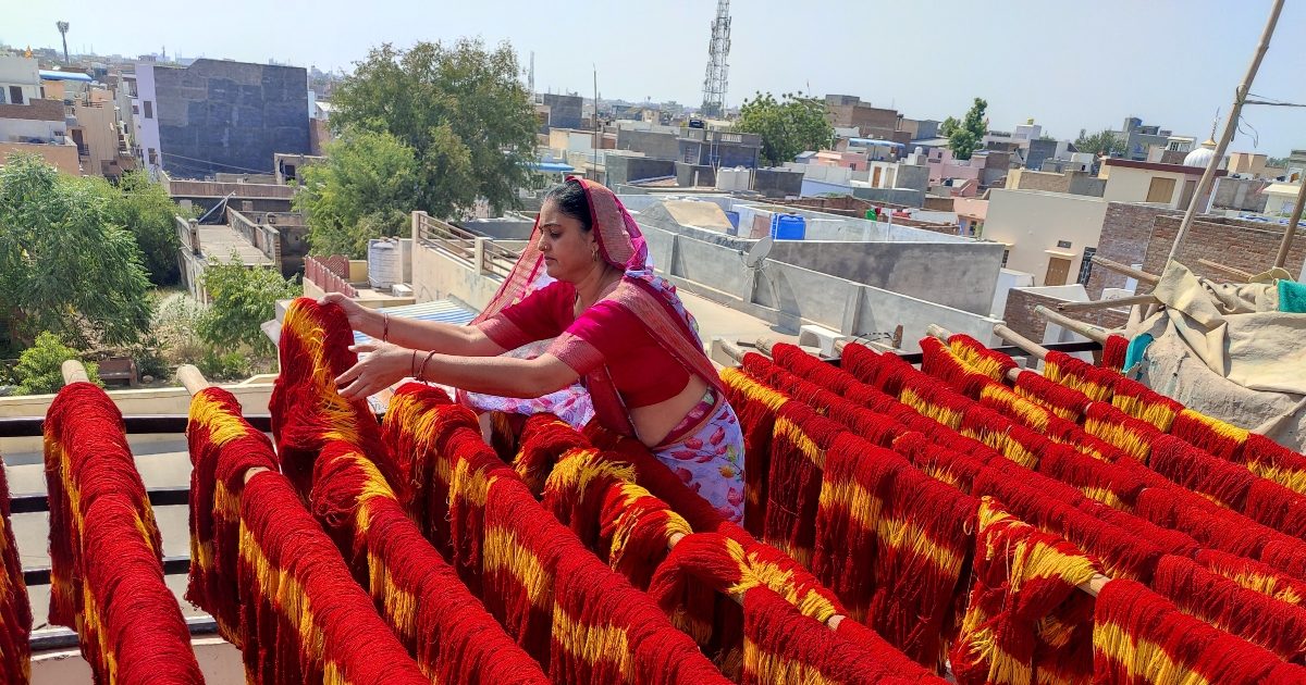 हाथों में बांधी जानें वाली मौली कैसे बनती है? नहीं जानते तो देखें यहां ...