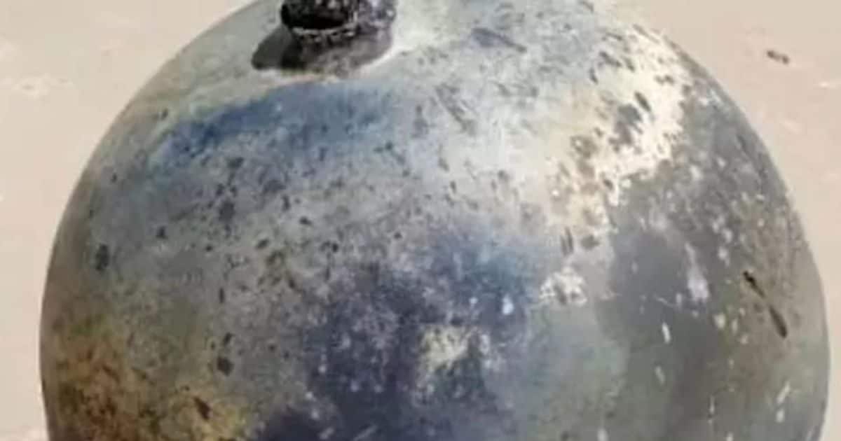 'दूसरी दुनिया से आ गई बॉल!' समुद्र किनारे मिली धातु की गेंद, रहस्यमयी ...