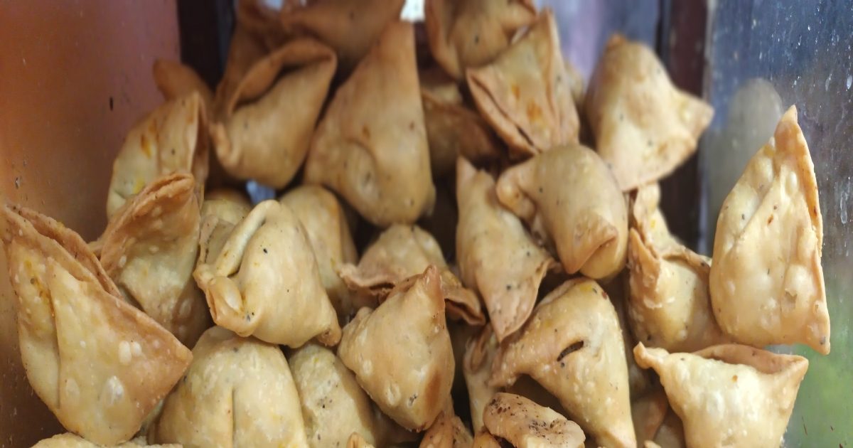 पूजा के समय इस समोसे की होती है भारी डिमांड, स्वाद चखने के लिए नेपाल ...