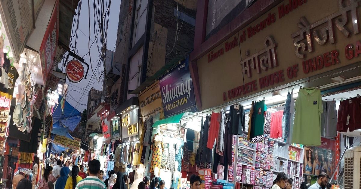 यह है एनसीआर का सबसे सस्ता कपड़े का मार्केट, लहंगा चोली से लेकर जींस ...