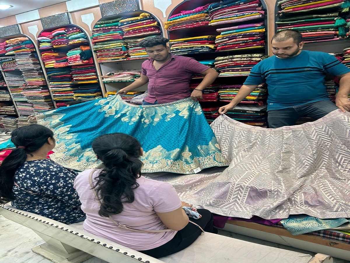 यह है एनसीआर का सबसे सस्ता कपड़े का मार्केट, लहंगा चोली से लेकर जींस ...