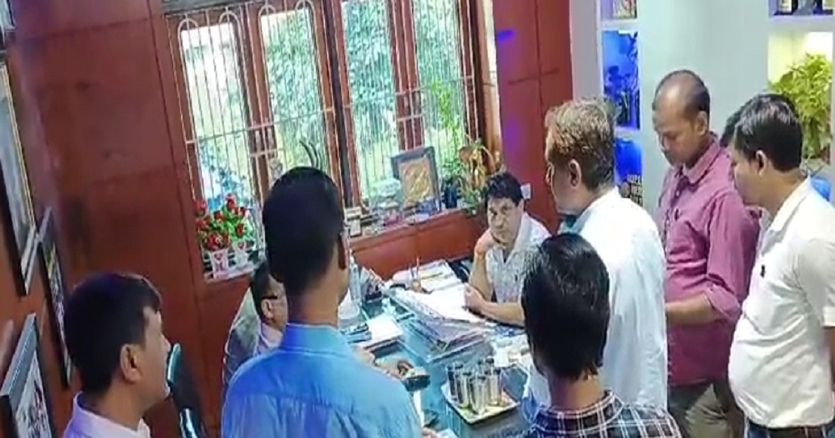 बिहार: बेखौफ अपराधियों का तांडव, सीतामढ़ी में कॉलेज घुसकर प्रोफेसर को ...