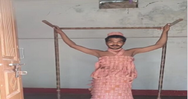 खटिया के सामने नाच रहा था शख्स, अचानक बना ली उसी की ड्रेस, लोगों ने ...