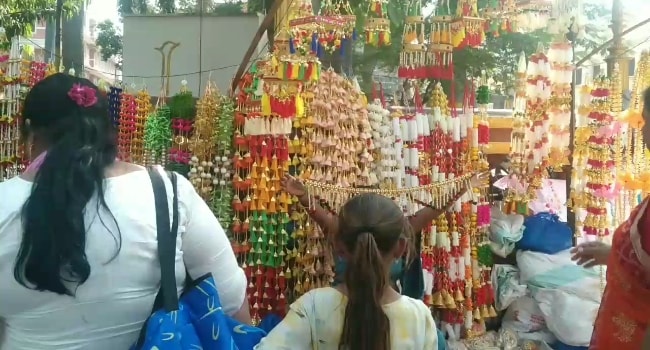 दिवाली से पहले विंड चाइम और लच्छेदार फूलों से सजा ये मार्केट, जमकर हो ...