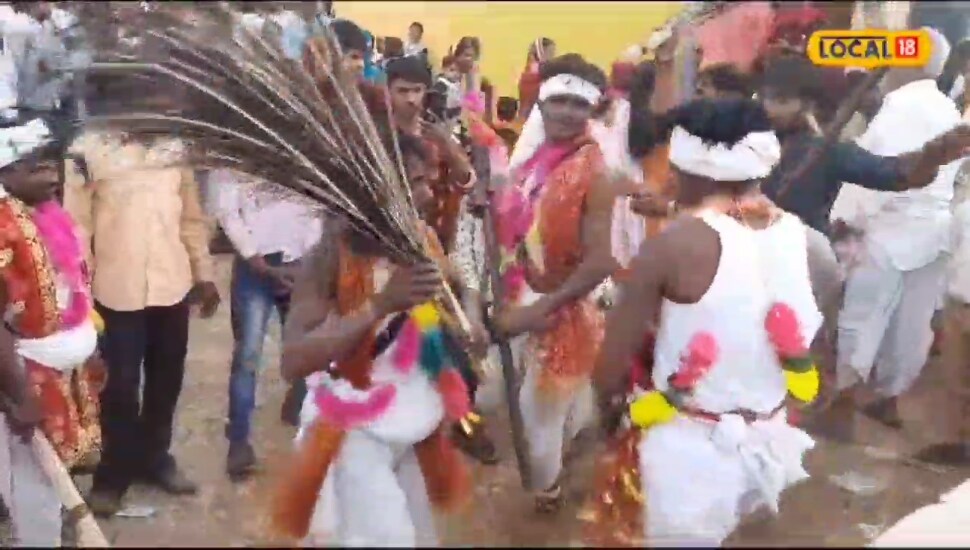 अनोखी परंपरा... गाय की पूछ के नीचे से निकलकर शुरु होता है व्रत, जानें ...