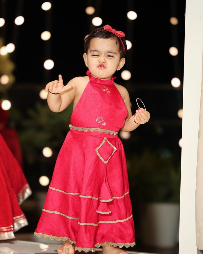 40 साल की एक्ट्रेस ने 2 बेटियों संग मनाई पहली दिवाली, लाल ड्रेस में ...