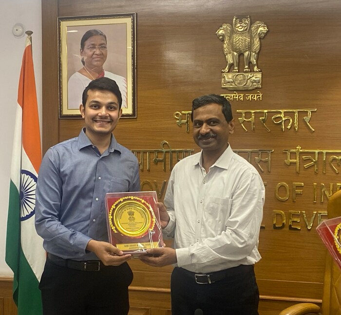 पहले IIT, फिर 3 बार मेन्स, 2 बार इंटरव्यू क्लियर कर बने IAS, जानें कैसे ...