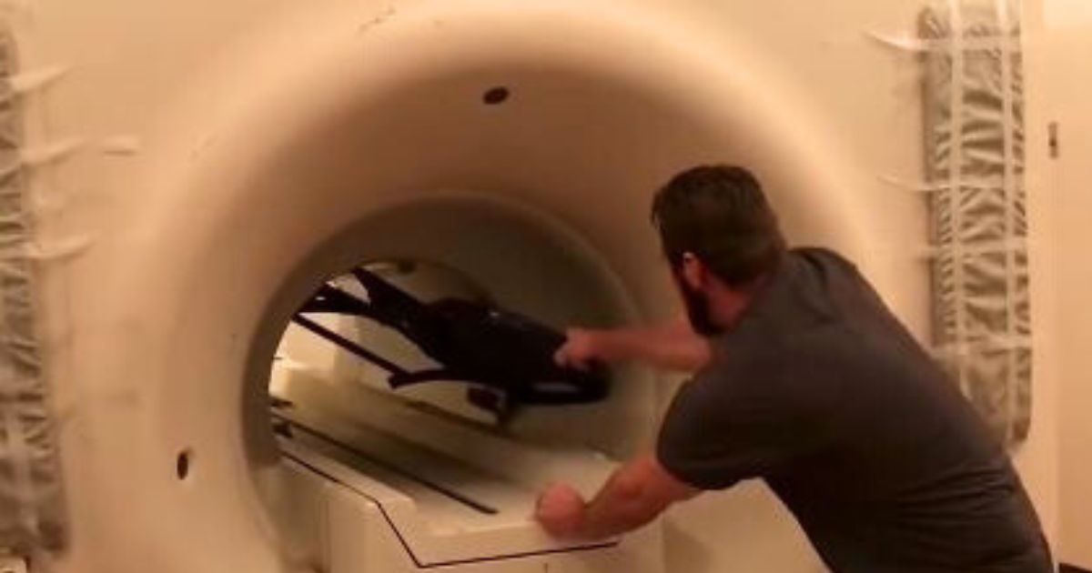 MRI कराने जाएं तो ये चीज बिल्‍कुल न ले जाएं, वरना होगा बुरा अंजाम ...