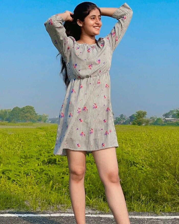 PHOTOS: नो वल्गर, ओनली ग्लैमर, जानिए कौन हैं सादगी भरी अदा से सोशल मीडिया में कहर ढा रहीं बिहारी ...