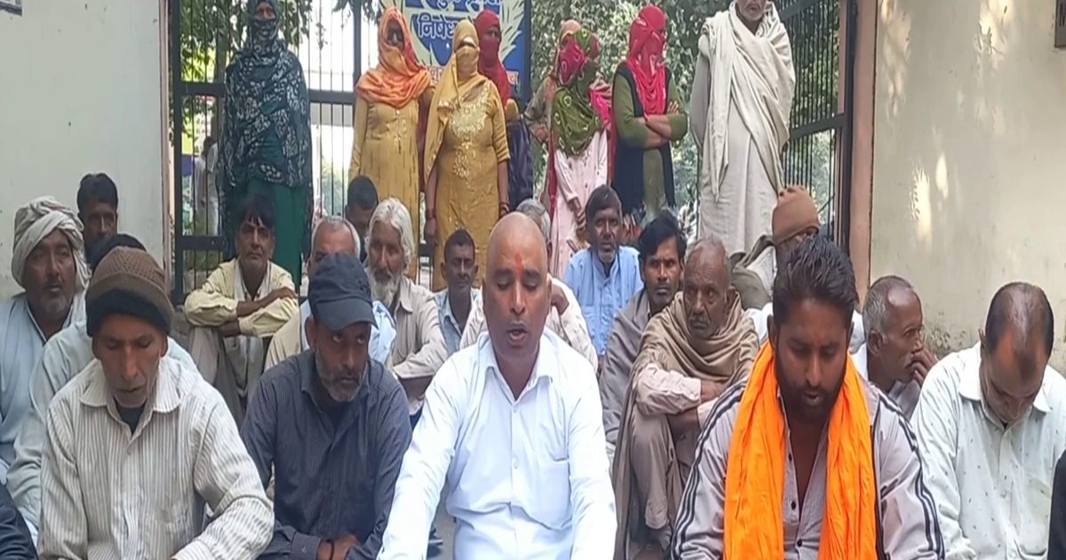 हरियाणाः नाराज ग्रामीणों ने लघु सचिवालय में किया हनुमान चालीसा का पाठ ...