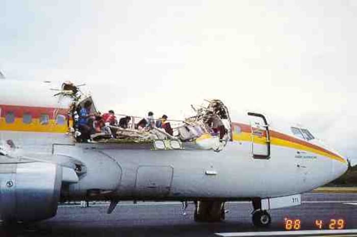 PHOTOS: जब बीच हवा में प्लेन की उड़ी छत, फिर पायलट का साहस... और ऐसे ...