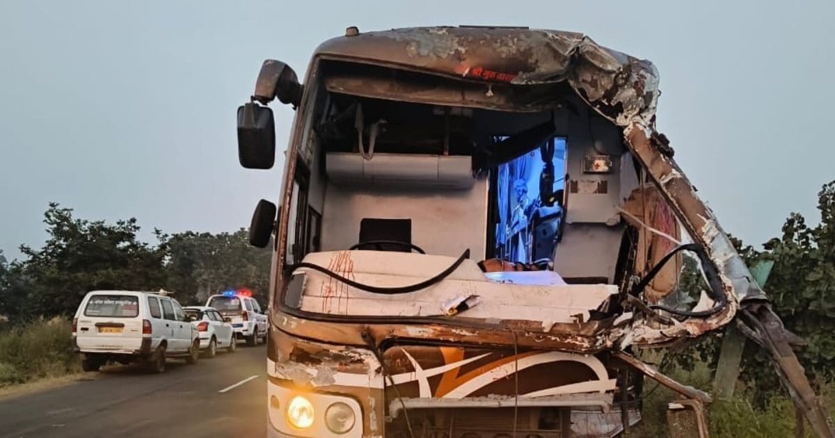 MP: धनतेरस के दिन खौफनाक हादसा, ट्रक से टकराई तेज रफ्तार बस, तीन की मौत ...