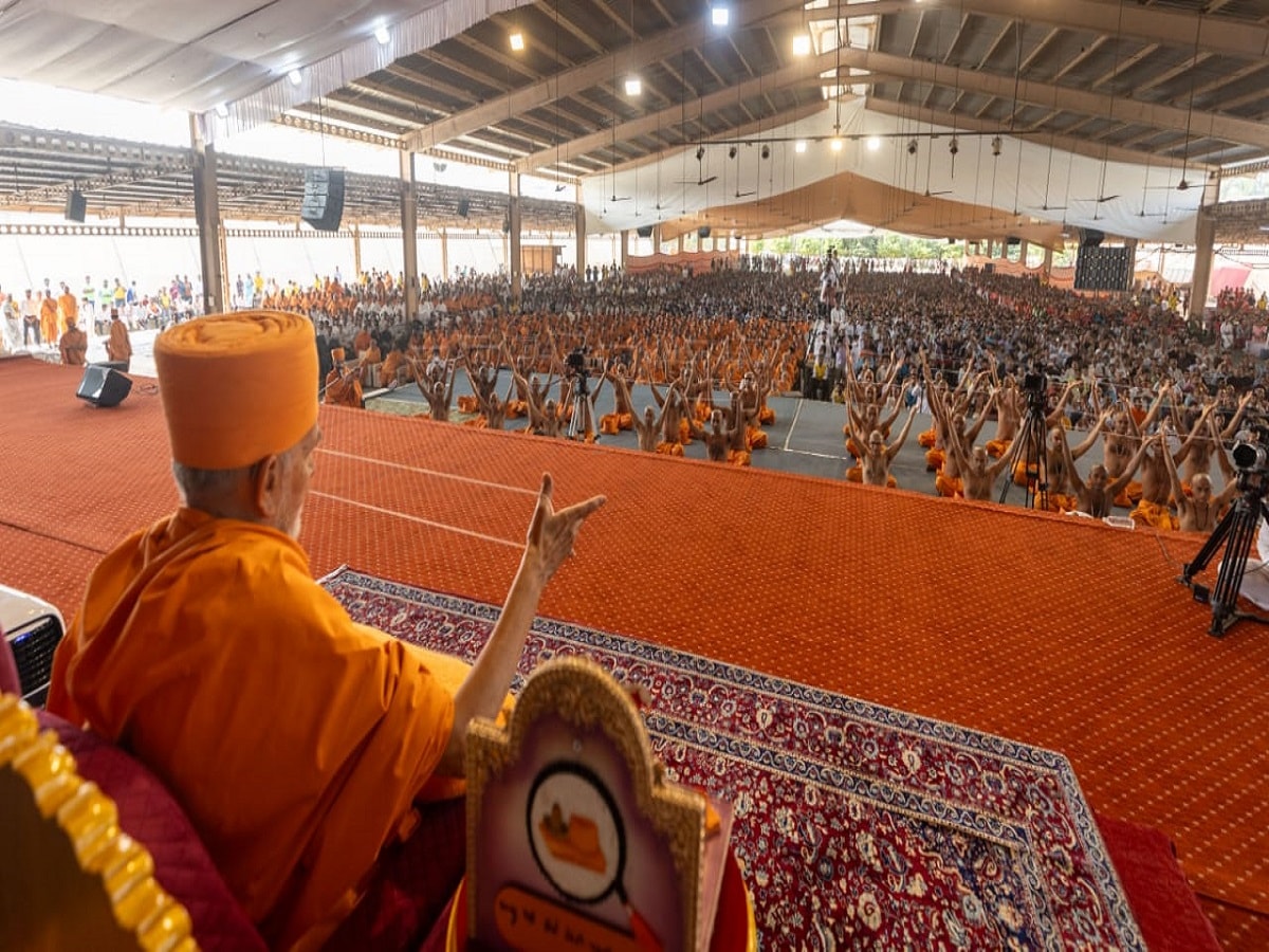 डॉक्टर, इंजीनियर समेत 58 युवाओं ने तीर्थधाम बोचासन में संत दीक्षा ली ...