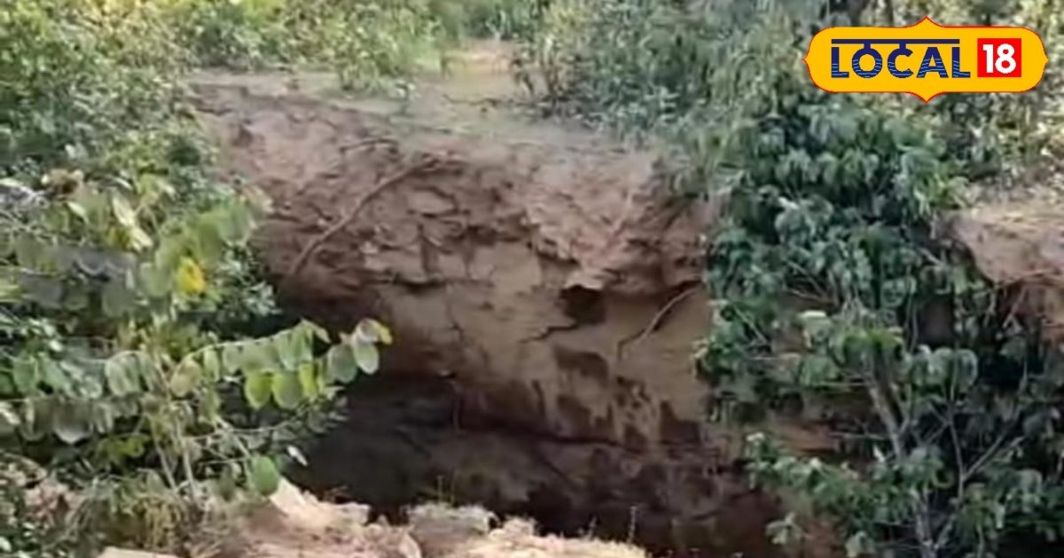 ऐसा क्या हुआ कि अचानक 5 फीट नीचे धंस गई जमीन, ग्रामीणों में दहशत, जानें ...