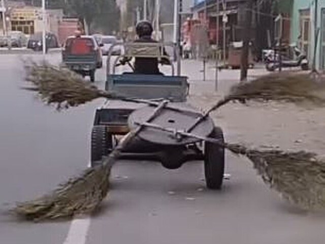रोड साफ करने के लिए बनाई अनोखी गाड़ी, 'भल्लालदेव' के रथ जैसा है डिजाइन ...