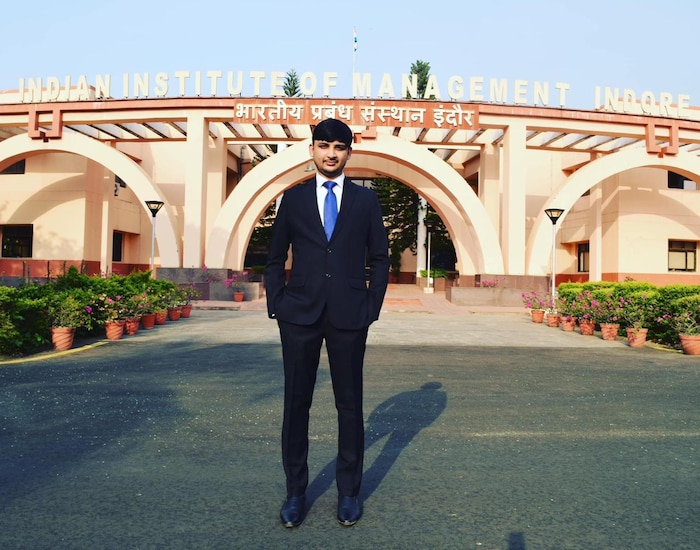 Success Story : 21 साल की उम्र में गोद लिया गांव, बीटेक करके IAS, IPS ...