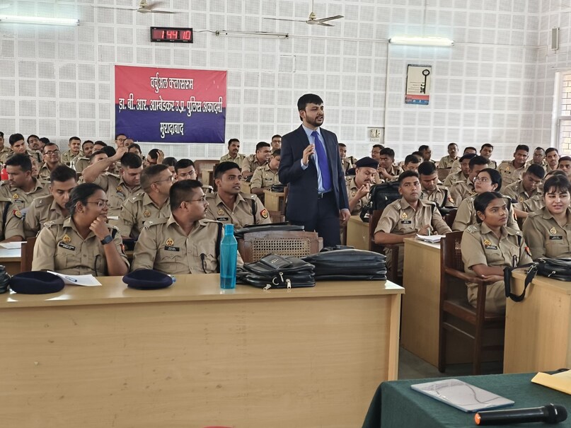 Success Story : 21 साल की उम्र में गोद लिया गांव, बीटेक करके IAS, IPS ...