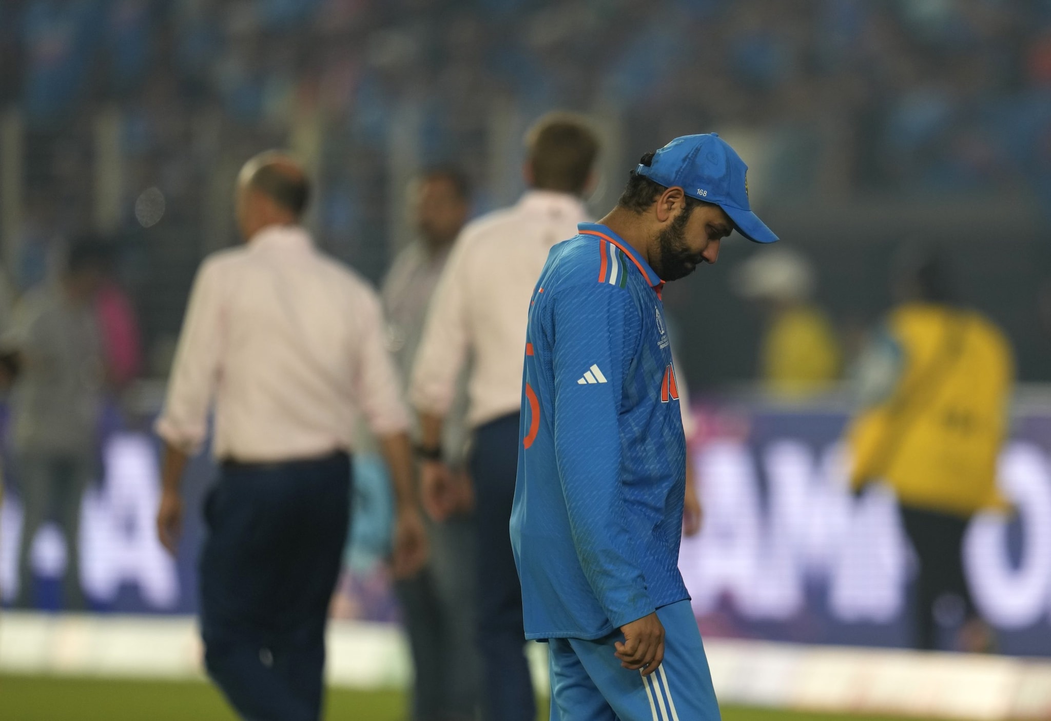 IND vs AUS Final: हार के बाद टूटकर बिखरे रोहित, आंसू के साथ लौटे बाहर ...