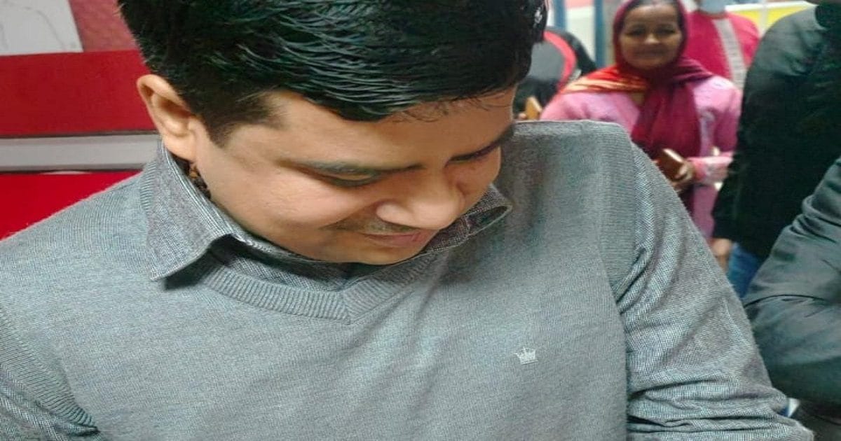 आम आदमी की तरह सरकारी अस्पताल पहुंचा बिहार का ये DM, करवाई पत्नी की ...