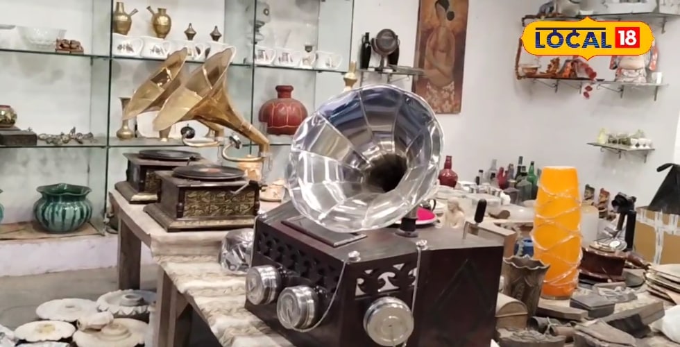Unique Antique Items: टेलीफोन, लैंप, आईना से लेकर पान दान तक...लखनऊ में ...